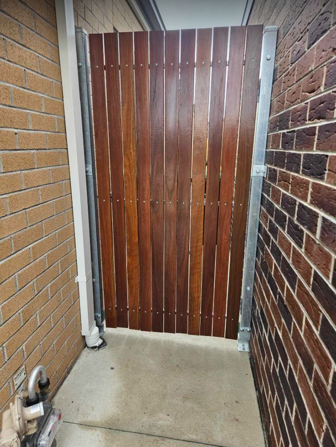How to anchor metal gate posts above gro... | Bunnings Workshop community