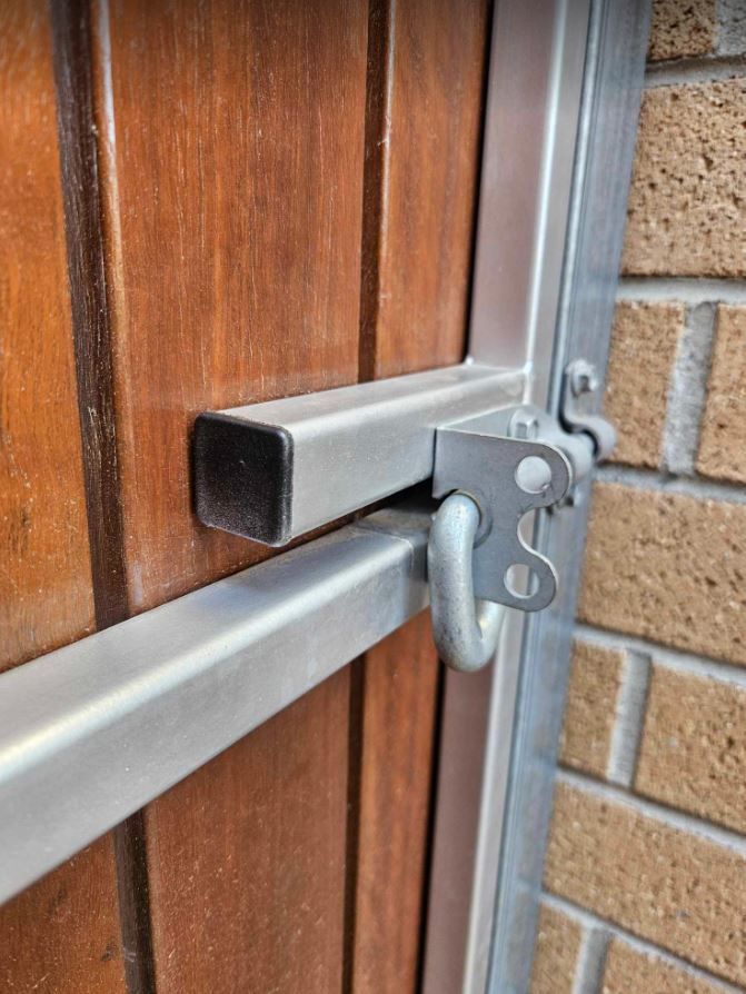 How to anchor metal gate posts above gro... | Bunnings Workshop community
