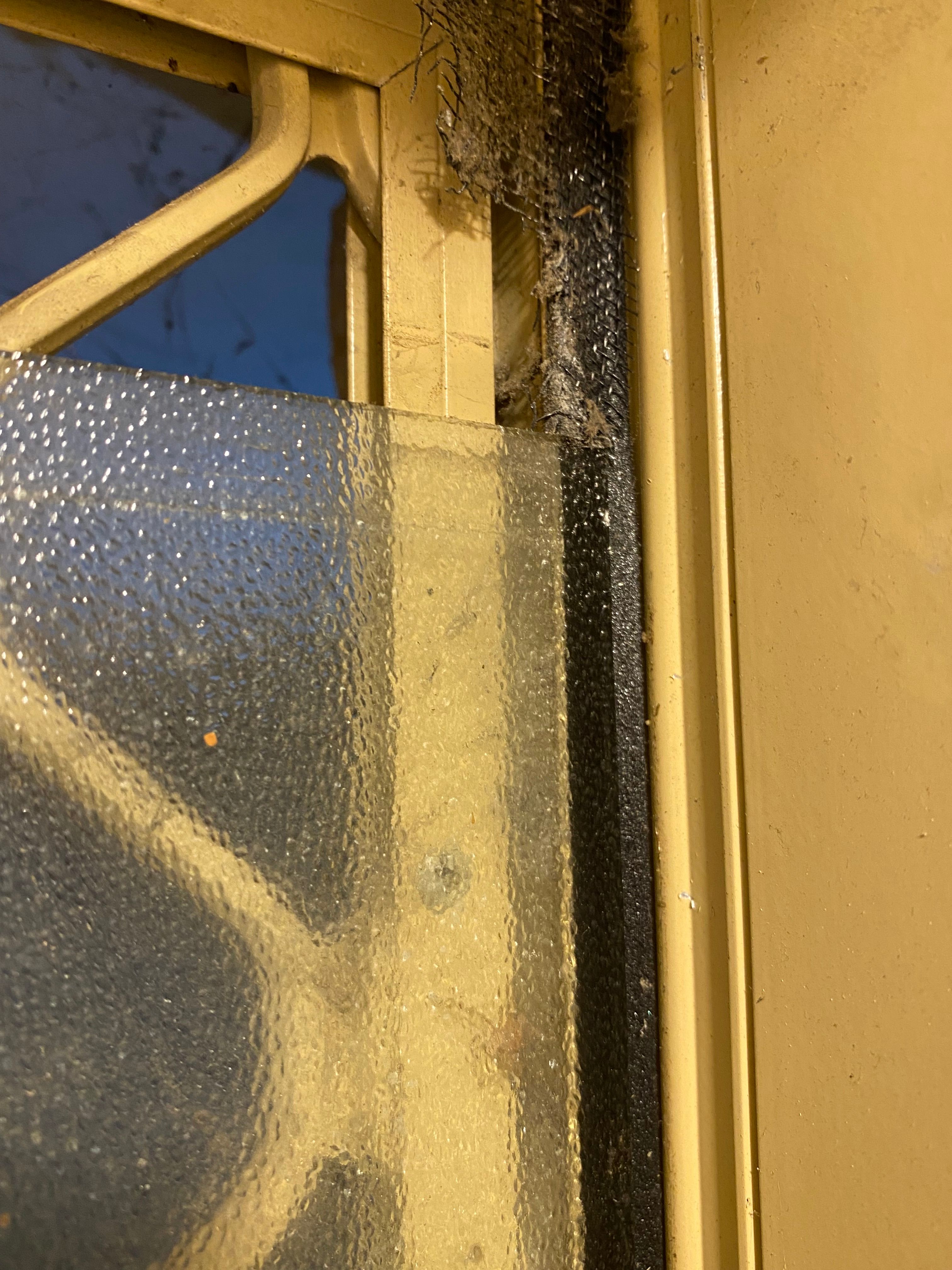 How can I fix this odd fly wire set up o... | Bunnings Workshop community