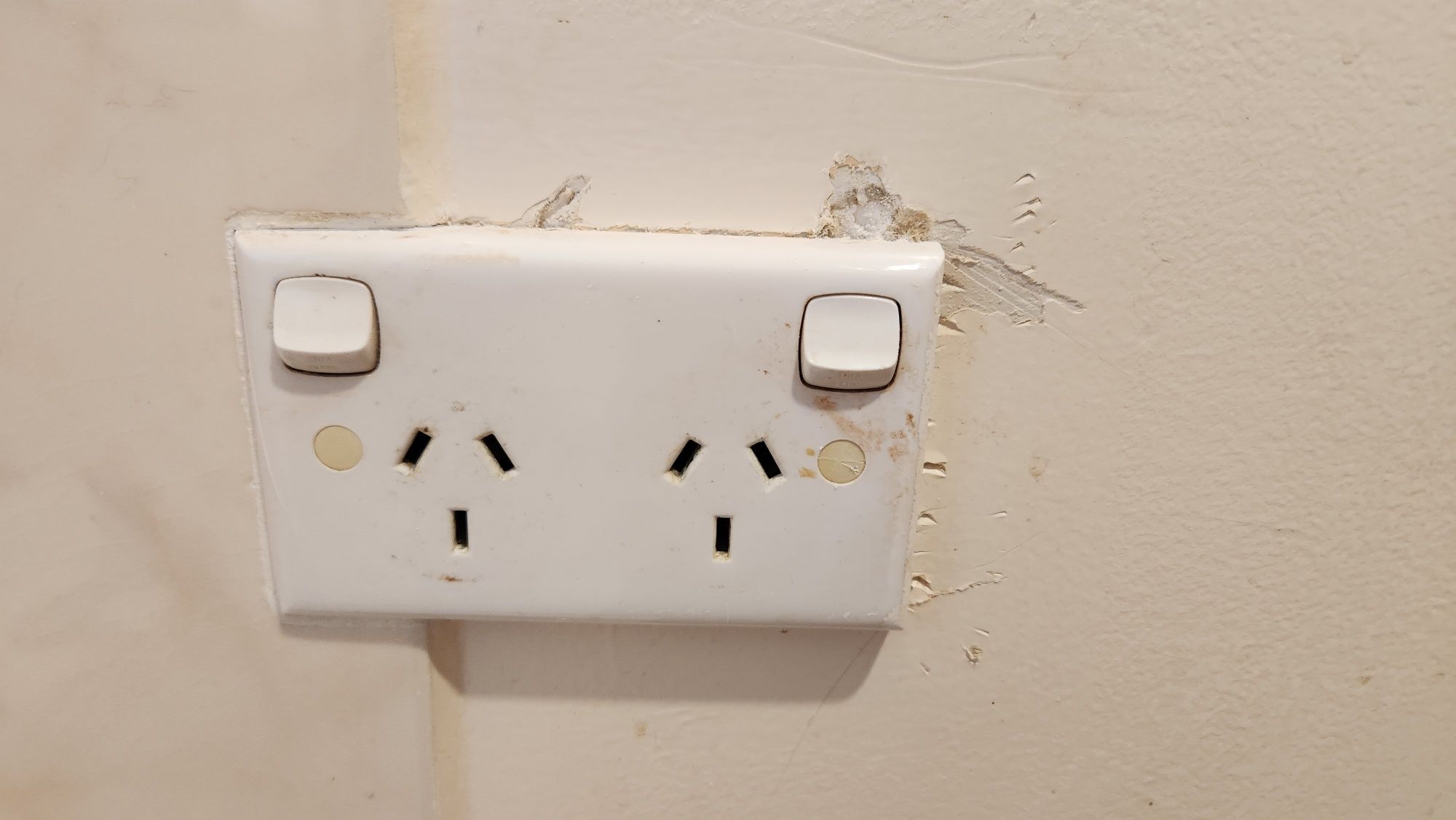 How to remove a stubborn power point pla... | Bunnings Workshop community