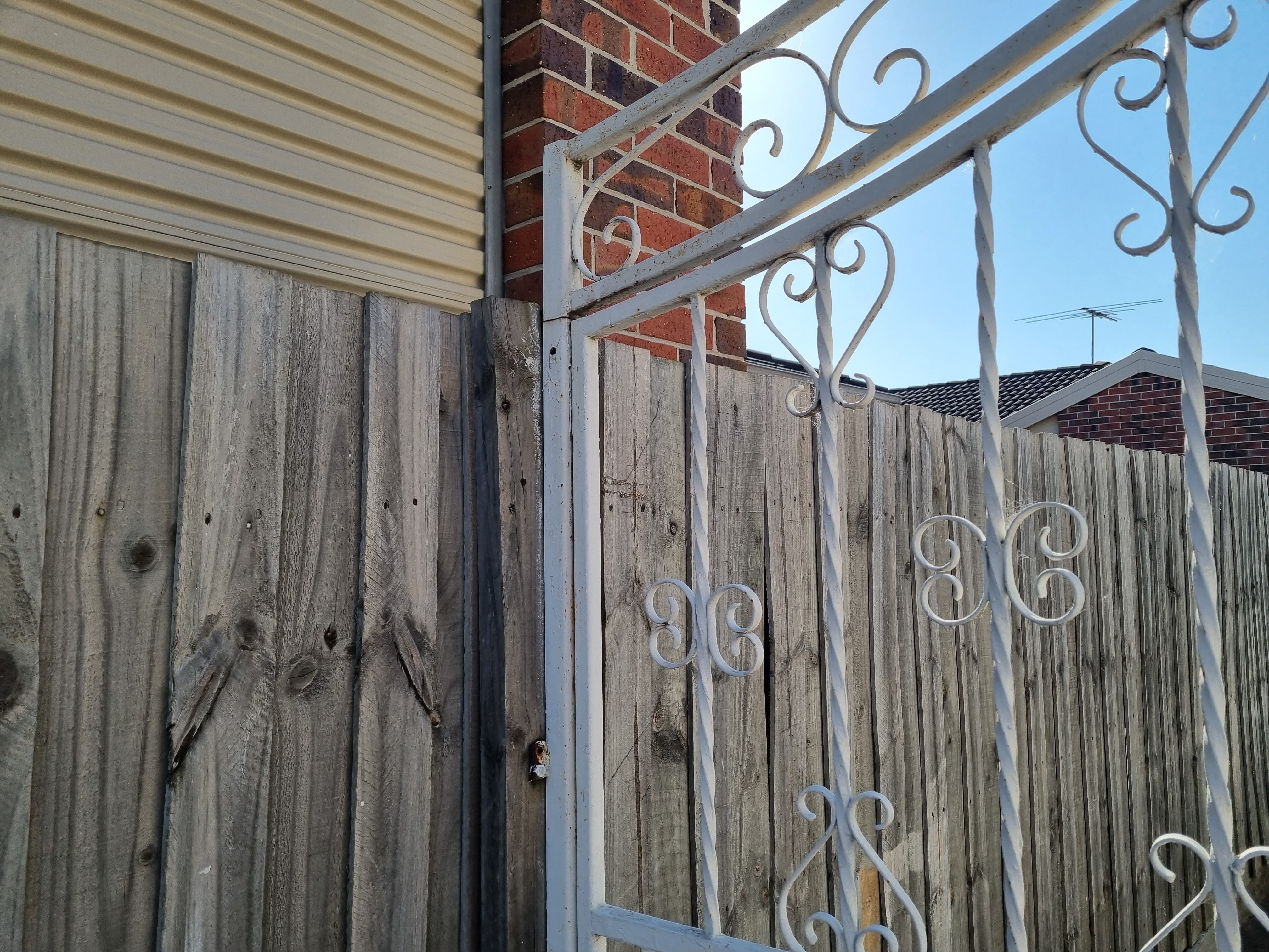 How to repair metal driveway gate? | Bunnings Workshop community